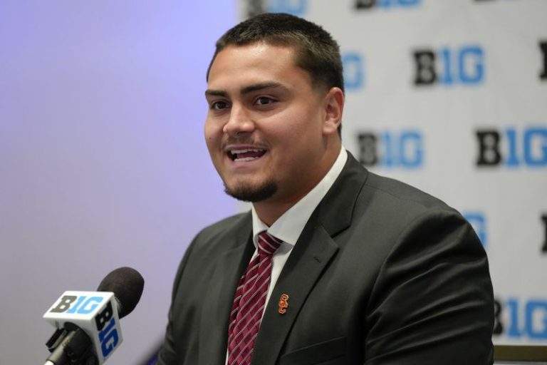Offensive lineman Elijah Paige re-signs with USC for 2026 season