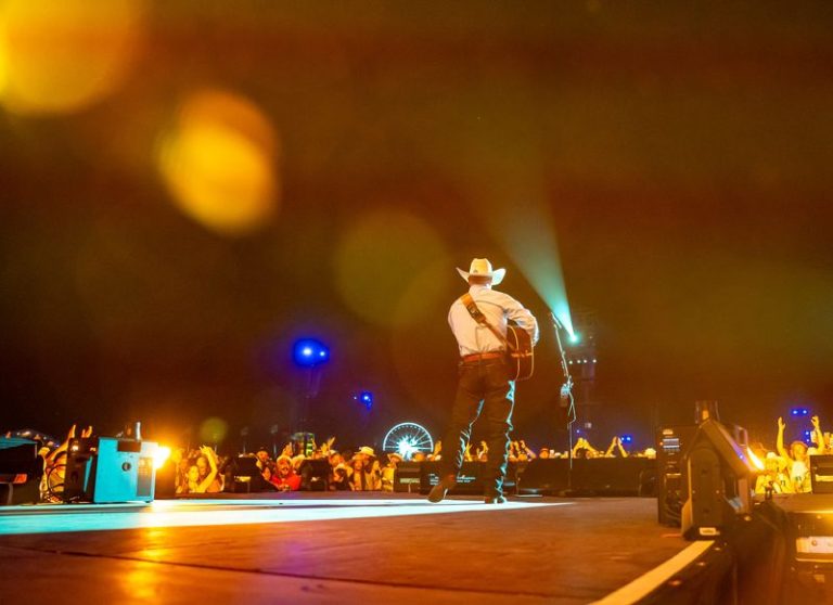Cody Johnson showcases vocals — and patriotism — in Stagecoach set