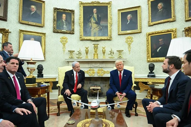 Trump turning White House into North Mar-a-Lago: Tall flagpoles, gold ...