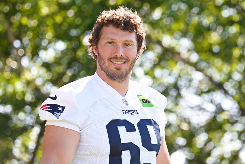Miami Dolphins sign Cole Strange, ex-Patriots first round pick, to ...