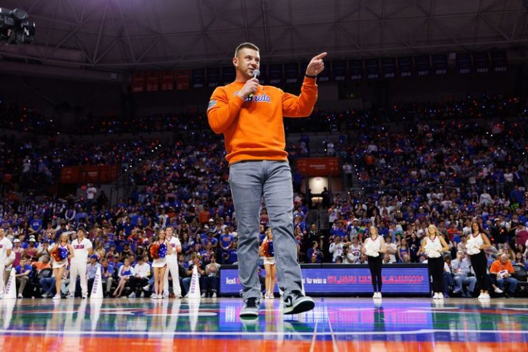 Florida football's Jon Sumrall wants players earn everything, even logo