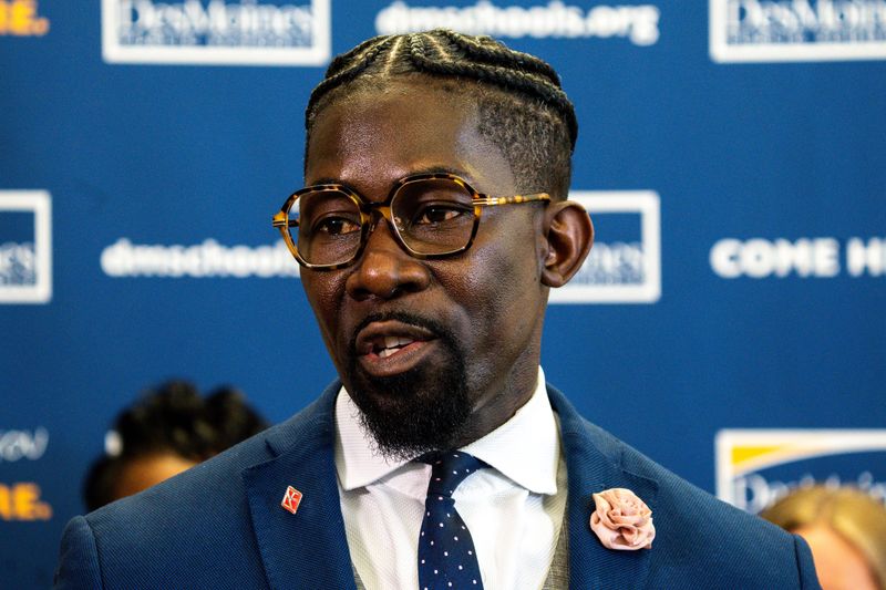 Ex-DMPS Superintendent Roberts reaches plea deal in immigration case