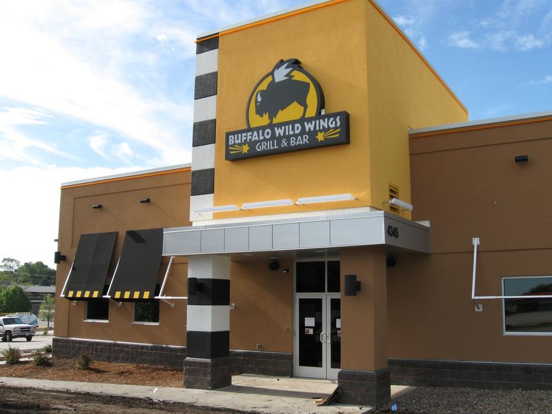 Stray chicken rescued from outside a Des Moines Buffalo Wild Wings ...
