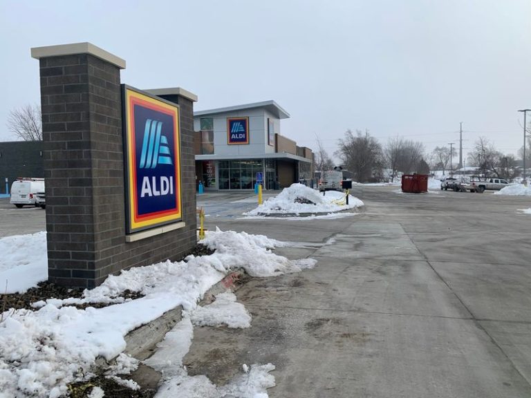 These 9 grocery stores chains will be open for Easter 2026 in Iowa