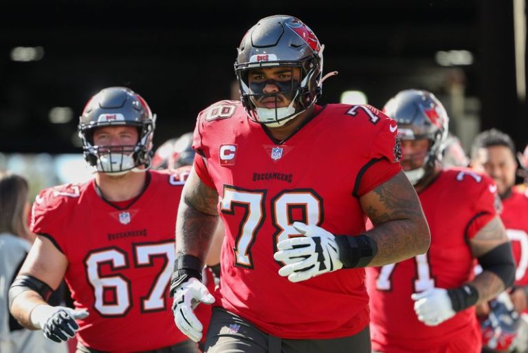 Look: Iowa's Tristan Wirfs catches first NFL touchdown for Buccaneers