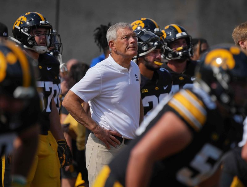 Where does the Iowa football 2026 recruiting class rank after Cash ...