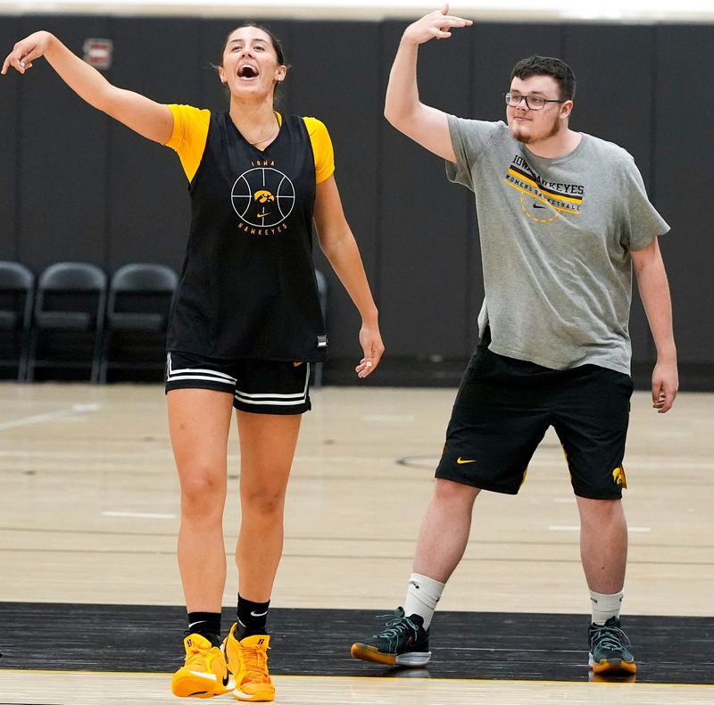 Iowa women's basketball newcomer Addie Deal shares WNBA model – Blue ...