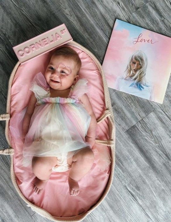 Des Moines mom celebrates her baby's monthly milestones with Taylor ...