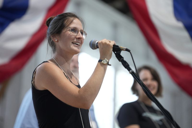 Former Iowa State Fair yodeling champion returns to reclaim a blue ribbon