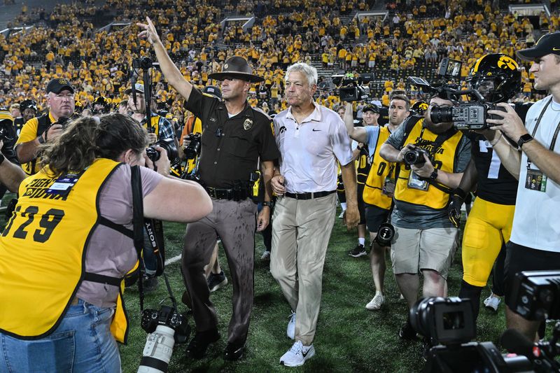 Big Ten football power rankings: Where does Iowa rank after UMass win?