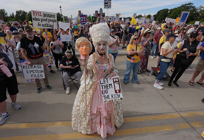 Inflatable costumes and chants of ‘No Kings’ draw thousands to the Iowa ...