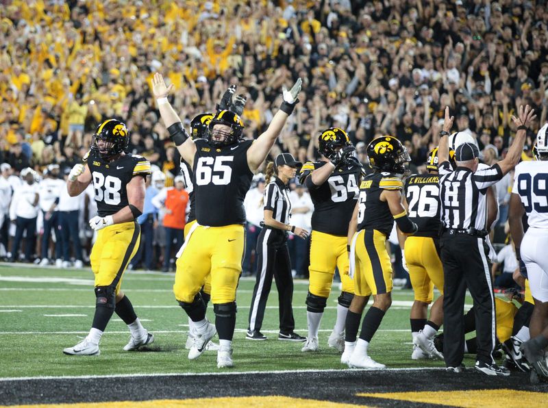 Iowa football center Logan Jones wins 2025 Rimington Trophy