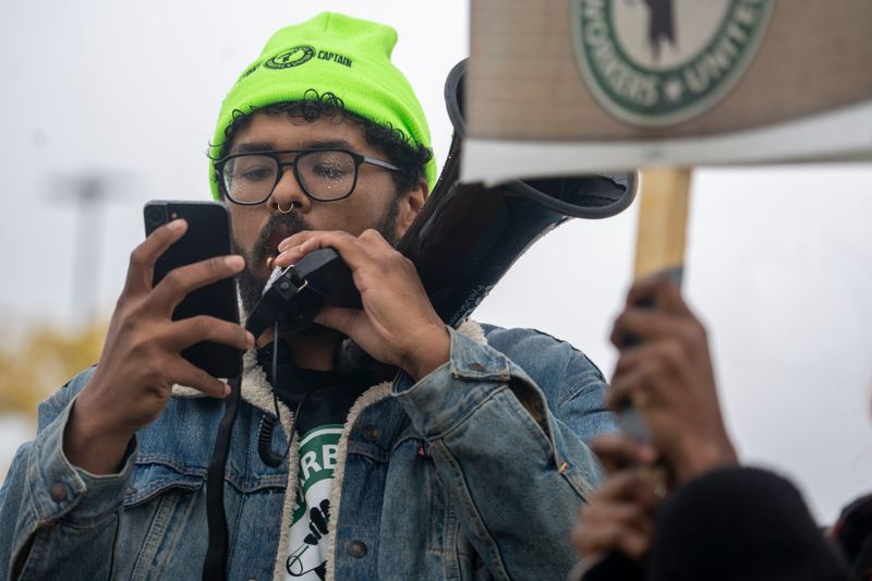 Starbucks workers in Des Moines, nationally, vote to authorize holiday ...