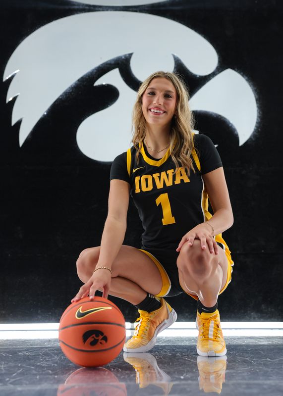 Iowa women's basketball recruit McKenna Woliczko dominates in return