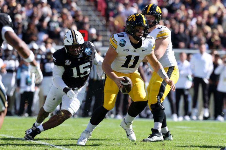 Mark Gronowski turns near sack into long run in Iowa vs Vanderbilt