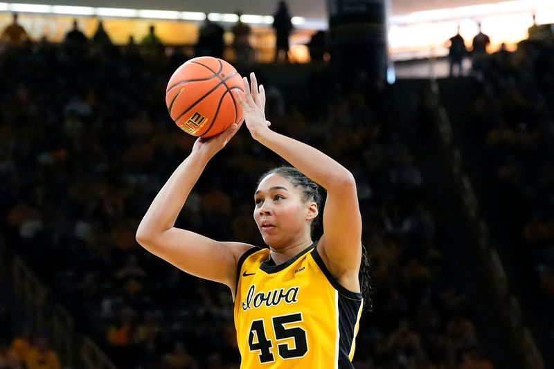 Is Hannah Stuelke playing today for Iowa women's basketball vs. Illinois