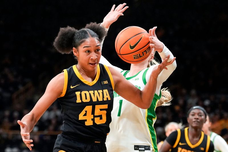 Iowa women's basketball's Hannah Stuelke is AP National Player of Week