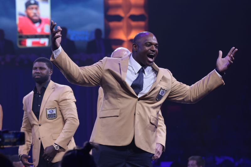 Hall of Famer Dwight Freeney is guest speaker for Detroit High School ...