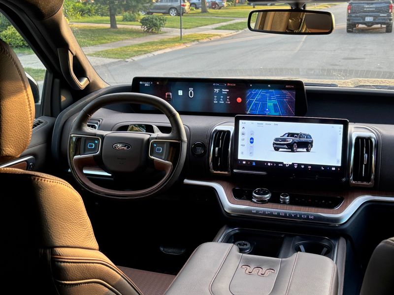 2025 Ford Expedition has trick tailgate, wide-screen display