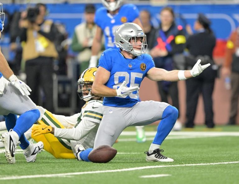 Lions bring back Tom Kennedy, their longest-tenured player