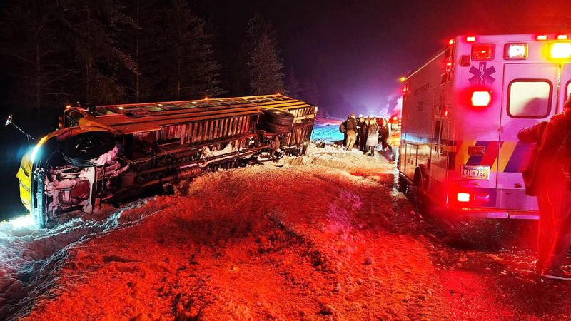 Bus carrying Escanaba girls basketball team crashes outside Marquette