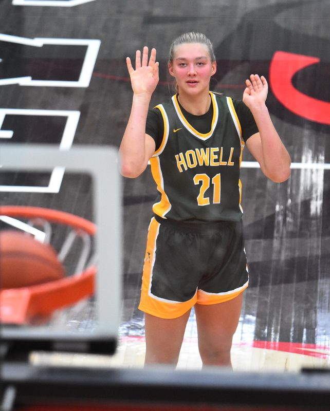 Lilly Williams dominates paint to push Howell past Northville