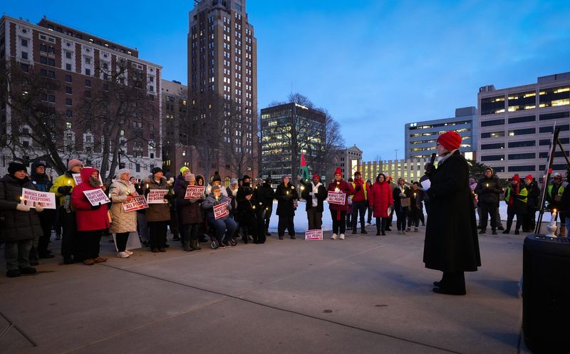 Nurses, community members hold vigil at Capitol for slain nurse Alex Pretti