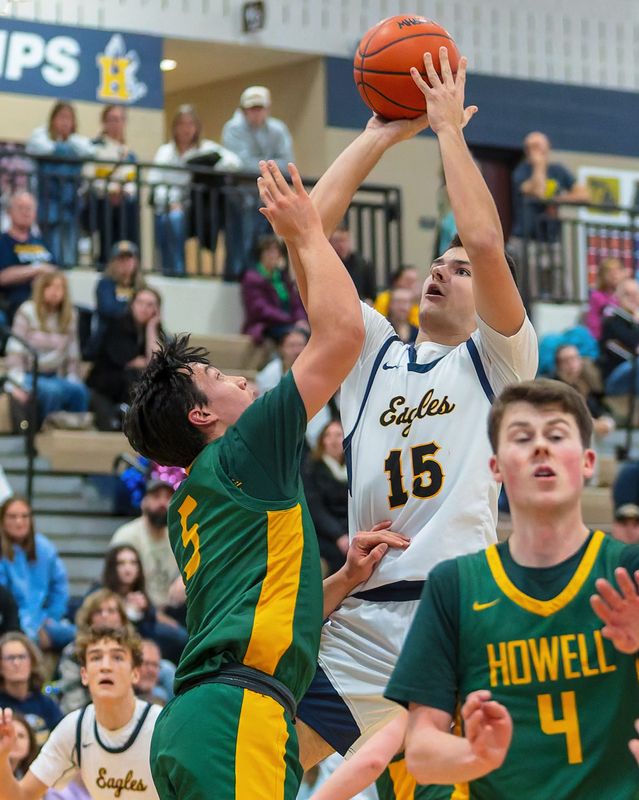 Surging Howell ends Hartland's 13-game boys basketball winning streak