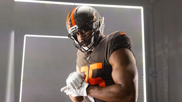Browns debut new "Alpha Dawg" helmet as they get set to take on Packers