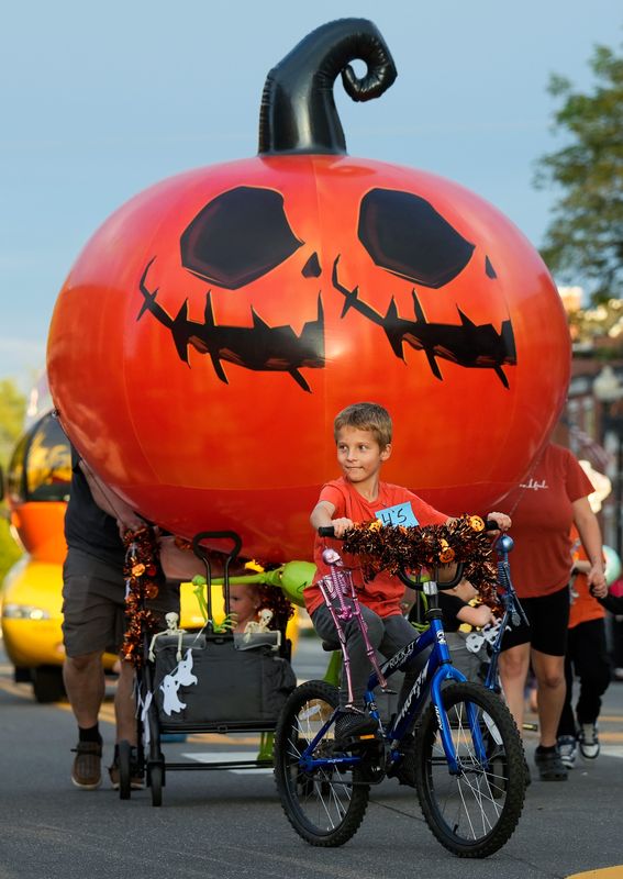 Children all smiles for Ravenna Balloon A-Fair parade