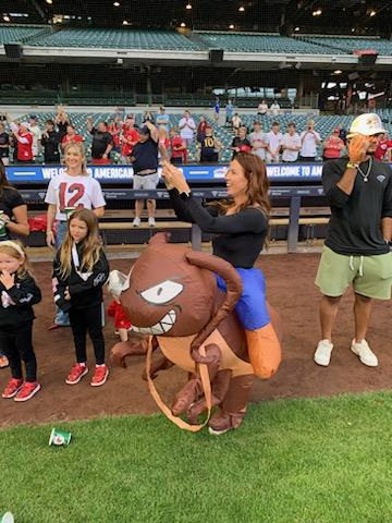 Cincinnati Reds, Jordyn Pagán take cockroach vibe, T-shirts to LA for ...