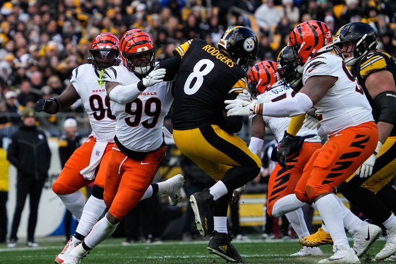 Steelers QB Aaron Rodgers injures left wrist, replaced by Mason Rudolph ...