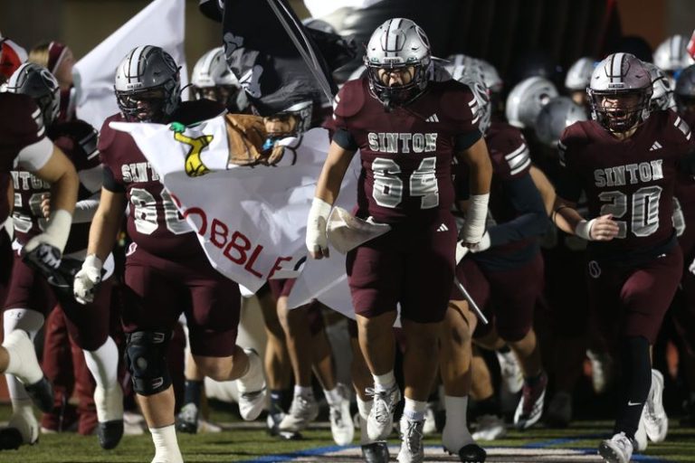 Mykha Green's 4 TDs, late field goal put Sinton football into semifinals