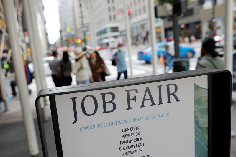 US weekly jobless claims fall to 1-month low