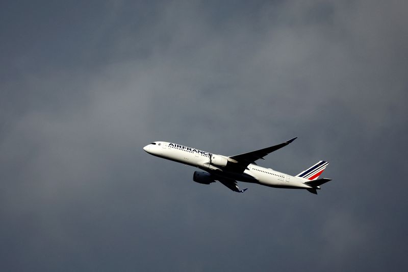 Factbox-Airlines resume some Middle East flights but disruption continues