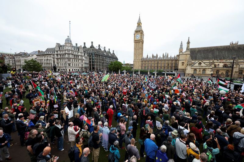Anti-Trump protesters march through London as president basks in royal ...