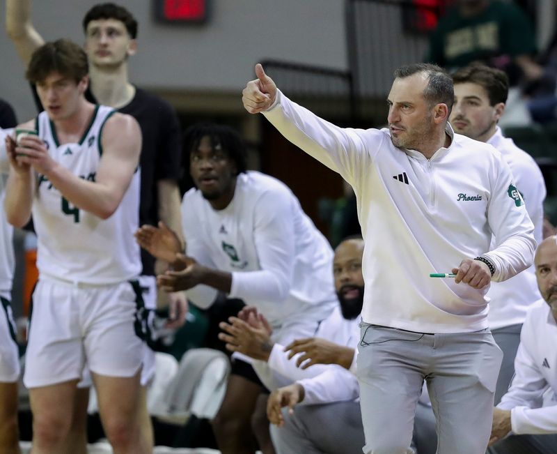 UWGB men's basketball coach Doug Gottlieb to step away from radio show