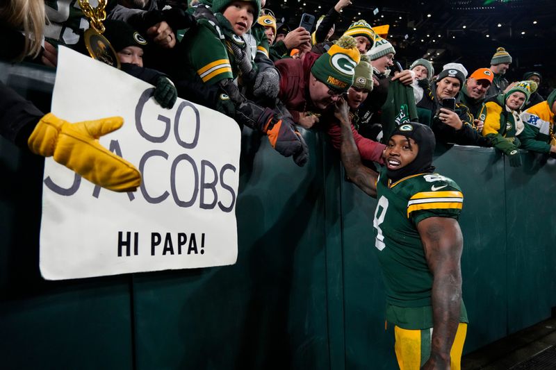 Watch: Packers RB Josh Jacobs provides tour of team's updated locker rooms