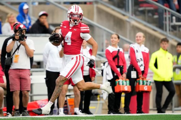 Wisconsin wide receiver declares for NFL draft