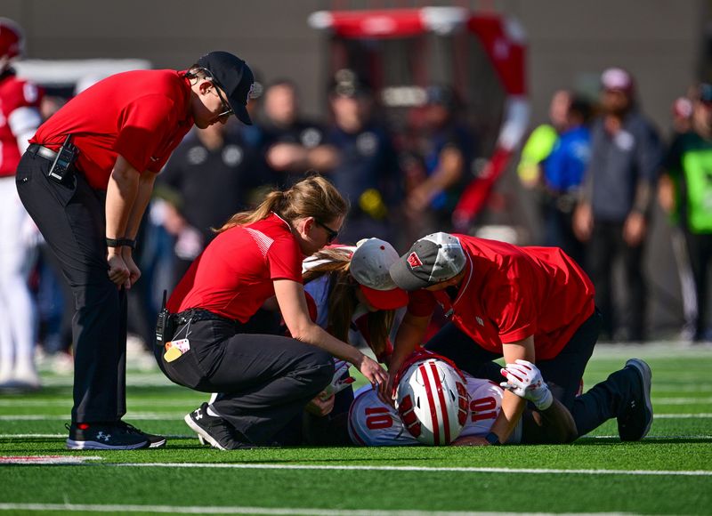 Gideon Ituka injury update: Wisconsin football running back taken to ...