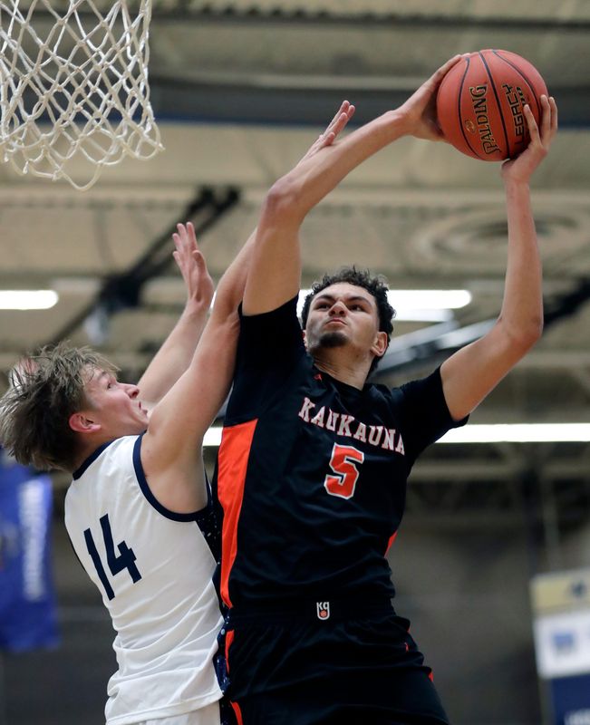 Kaukauna new No. 1 team in area high school boys basketball rankings